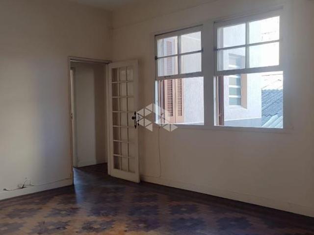 Apartamento 2 dormitórios com box escriturado na Avenida Independência em Porto Alegre
