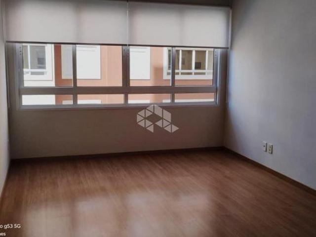 Apartamento 2 dormitórios com churrasqueira e uma vaga descoberta.