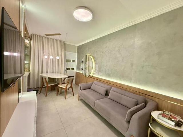 Apartamento 2 dormitórios, com fácil acesso à praia e vista mar, mobiliado e decorado no centro de X
