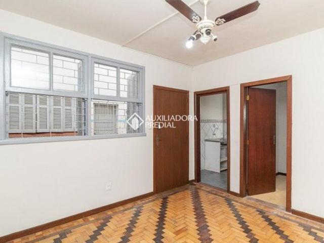Apartamento 2 dormitórios com pátio Menino Deus