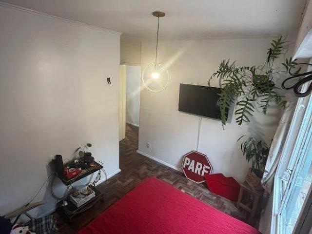 Apartamento 2 dormitórios com pátio no Centro Histórico