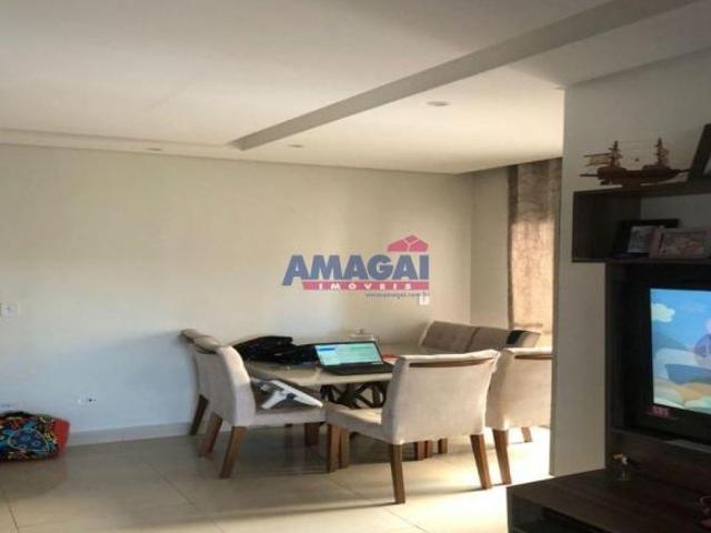 Apartamento 2 dormitórios com sacada