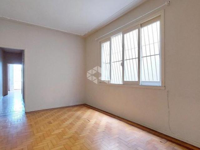 Apartamento 2 dormitórios em frente à Redenção
