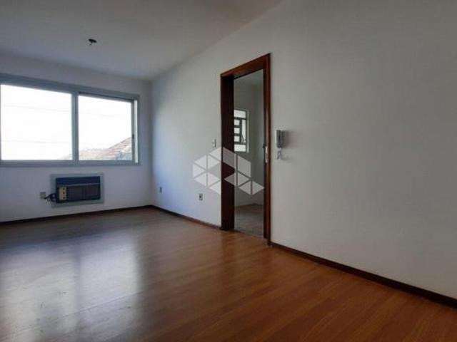 Apartamento, 2 dormitórios, reformado, com 1 vaga coberta no bairro Petrópolis