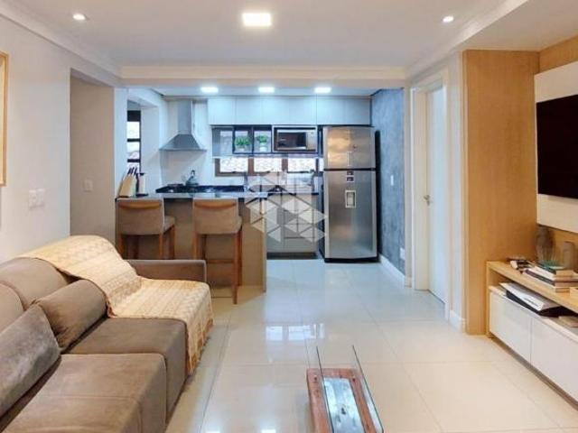 Apartamento 2 dormitórios reformado e muito bem localizado no bairro Petrópolis!