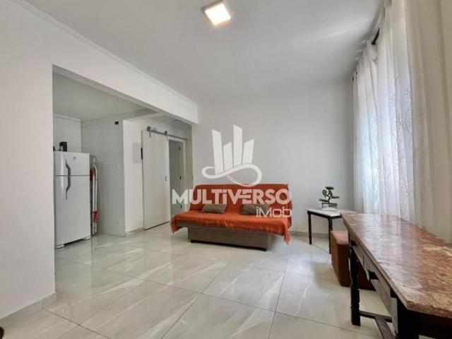 Apartamento 2 dormitórios reformado no coração do Gonzaga 2 quadras da praia