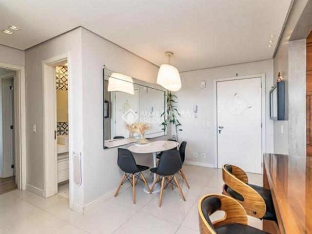 APARTAMENTO 2 DORMITÓRIOS SUÍTE ANDAR ALTO SEMI MOBILIADO 1 VAGA COBERTA