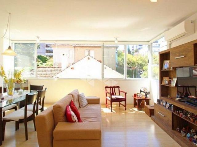 Apartamento 2 dormitórios, suíte, living com churrasqueira e infraestrutura comp