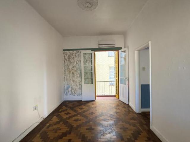 Apartamento 2 dormitórios super silencioso no Centro Histórico