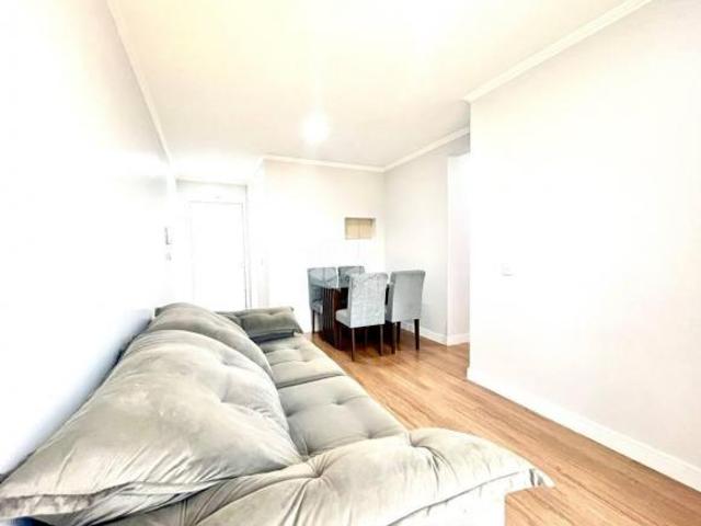 Apartamento 2 dormitórios, sala de estar ampla com sacada