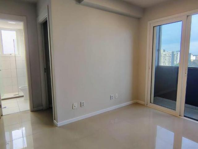 Apartamento 2 dormitorios, semi mobiliado, com vaga coberta à ven