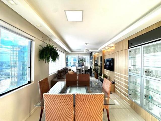 Apartamento 2 dormitórios, sendo 1 suíte, amplo living integrado, mobiliado e decorado com box no Ce