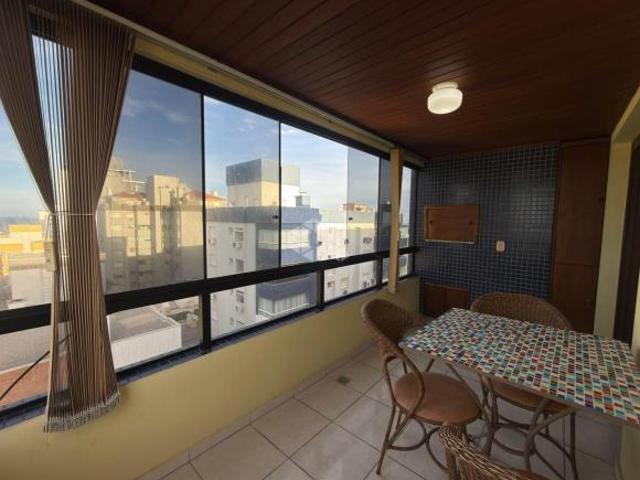 Apartamento 2 dormitórios, sendo 1 suíte, banho social, de frente com sacada, vista mar e serra no C