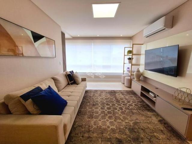 Apartamento 2 dormitórios sendo 1 suíte mobiliado e decorado, sacada com churrasqueira e todo clim