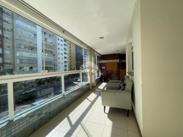 Apartamento 2 dormitórios sendo 1 suíte mobiliado, sacada de frente com churrasqueira e 1 box de ga