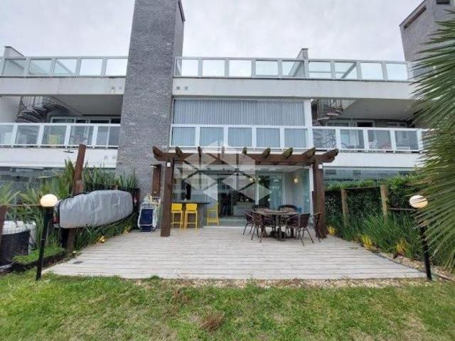 Apartamento 2 dormitórios, sendo 1 suíte, mobiliado, totalmente climatizado e com deck a beira lago