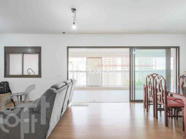 Apartamento, 2 dormitórios, 137 m², em Jardim das Acácias