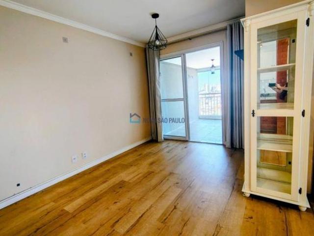 Apartamento 2 dormitórios, 1 suíte, Andar Alto, 67 m² com varanda envidraçada, vaga livre