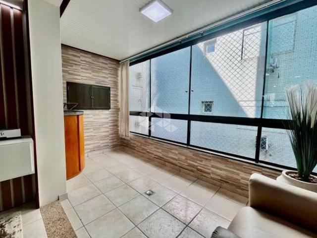 Apartamento 2 dormitórios, 1 suíte, mobiliado, amplo living, 50m Mar, centro Cap