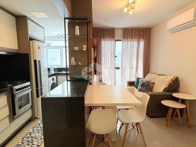 Apartamento 2 dormitórios 1 suíte mobiliado e decorado com box/vaga de garagem no bairro Navegantes