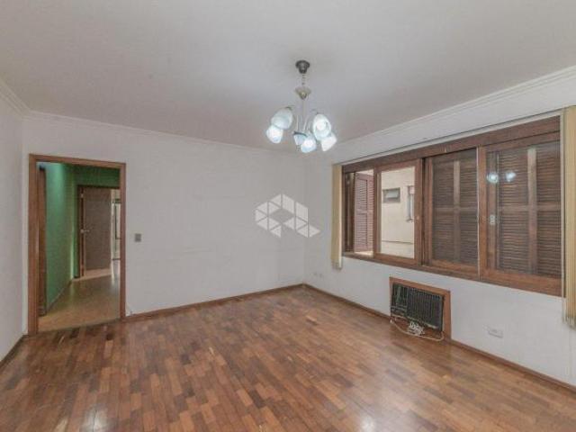 Apartamento 2 dormitórios, 1 vaga no bairro Auxiliadora, Porto Alegre térreo e com ótima área priv