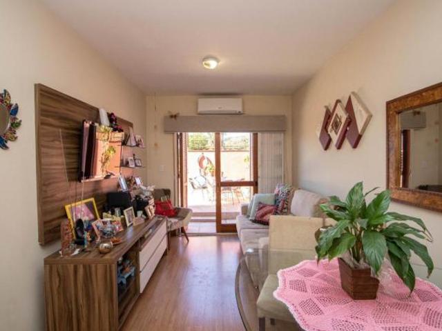 Apartamento 2 dormitórios, 2 vagas/box escriturados, terraço com churrasqueira, no bairro Partenon