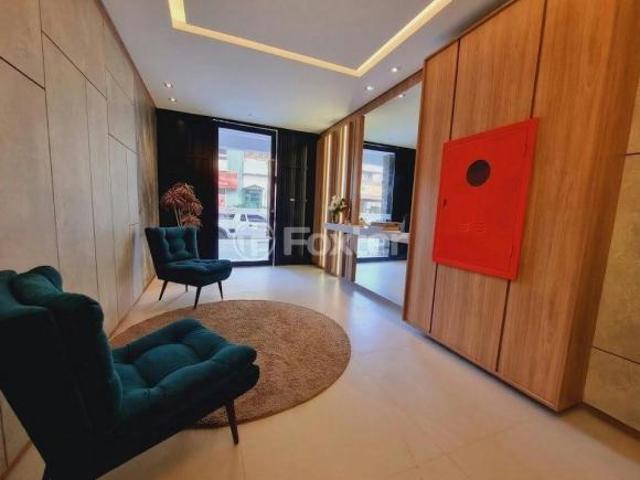 Apartamento, 2 dormitórios, 65.4 m², em Centro