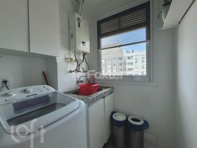 Apartamento, 2 dormitórios, 66 m², em Centro