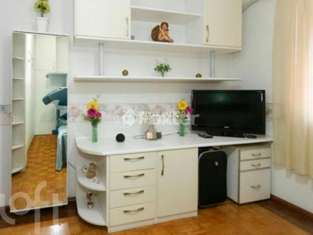 Apartamento, 2 dormitórios, 67.3 m², em Centro