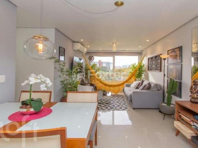 Apartamento, 2 dormitórios, 61 m², em Menino Deus