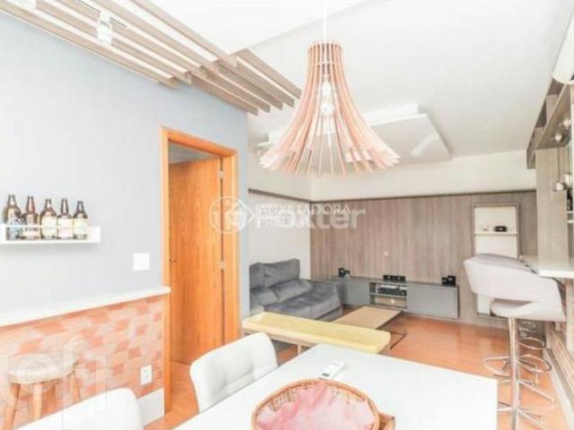 Apartamento, 2 dormitórios, 74 m², em Petrópolis