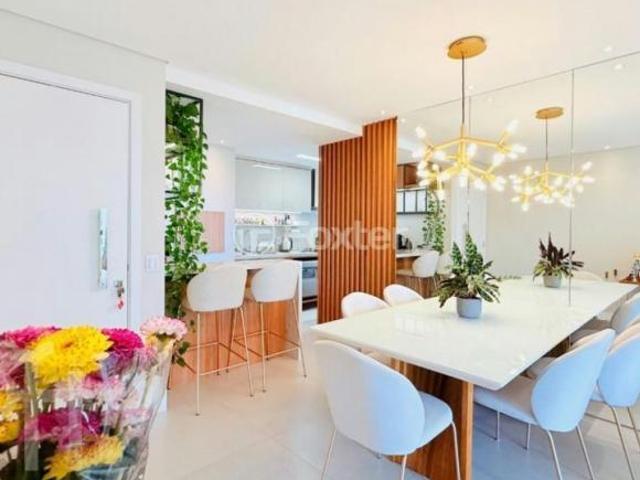 Apartamento, 2 dormitórios, 74 m², em Petrópolis
