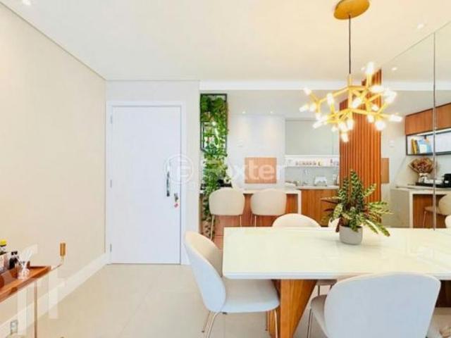 Apartamento, 2 dormitórios, 74 m², em Petrópolis