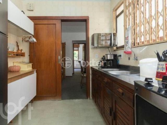 Apartamento, 2 dormitórios, 75 m², em Petrópolis