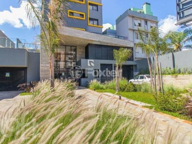 Apartamento, 2 dormitórios, 75.3 m², em Menino Deus