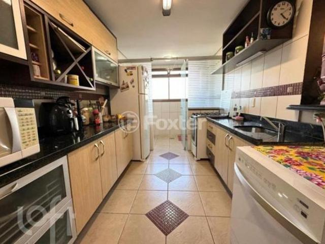 Apartamento, 2 dormitórios, 75.76 m², em Centro
