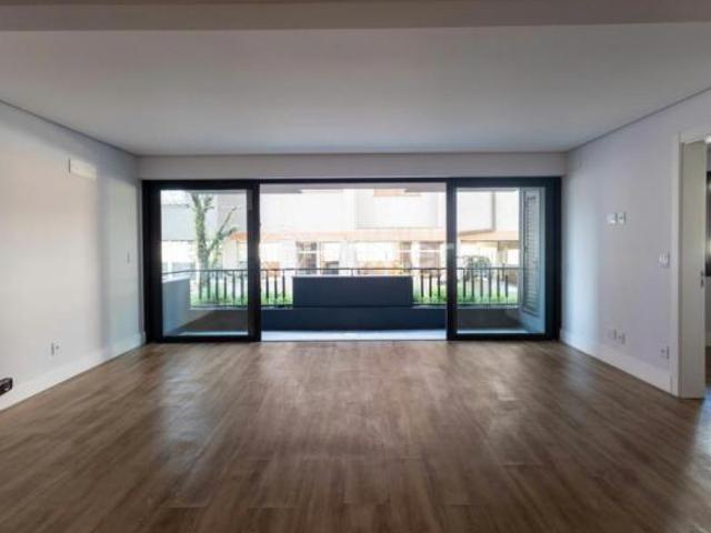 Apartamento, 2 dormitórios, 76 m², em Centro