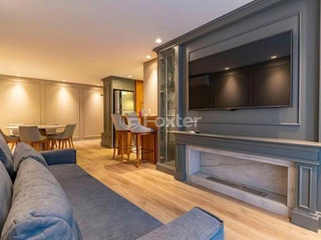 Apartamento, 2 dormitórios, 77 m², em Centro
