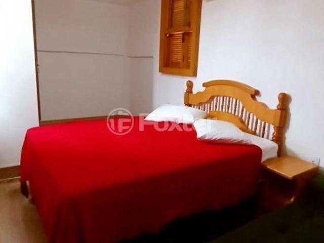 Apartamento, 2 dormitórios, 70 m², em Centro