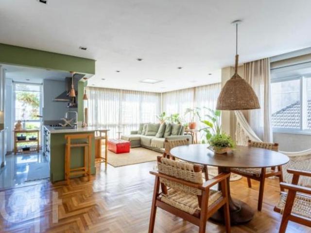 Apartamento, 2 dormitórios, 87 m², em Petrópolis