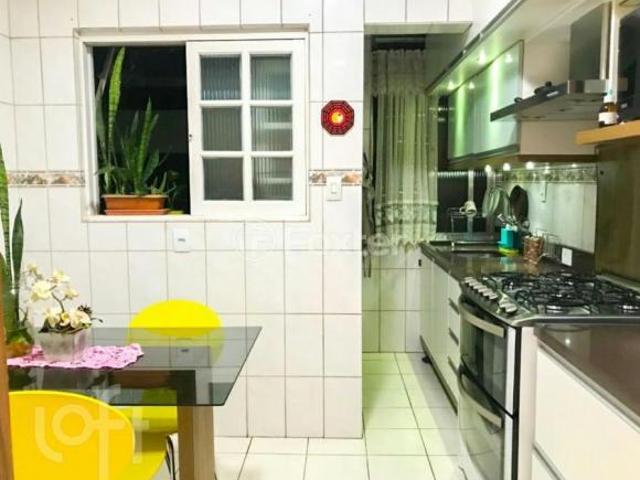 Apartamento, 2 dormitórios, 81.5 m², em Centro