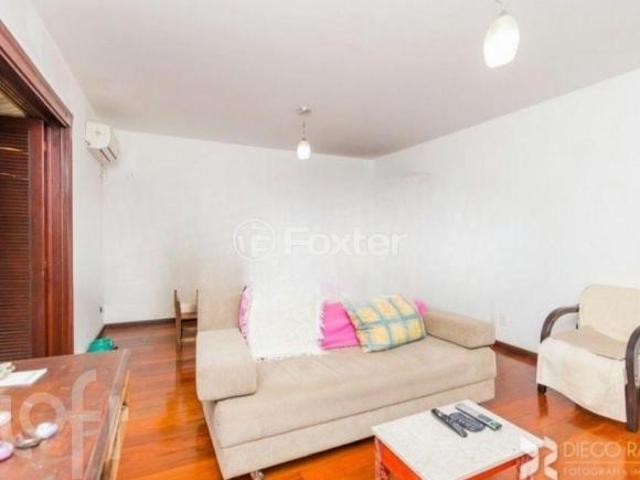 Apartamento, 2 dormitórios, 97 m², em Menino Deus