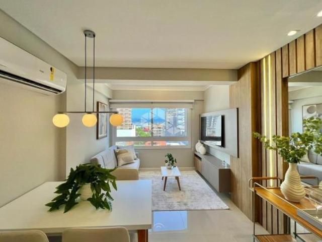 Apartamento 2 dormitórios/quartos, mobiliado e decorado, sacada de frente, prédio a 1 quadra do mar