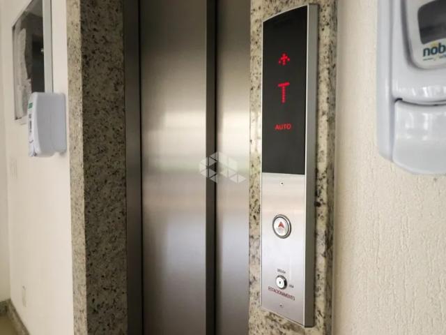 Apartamento 2 dormitórios com garagem no bairro Menino Deus, em Porto Alegre