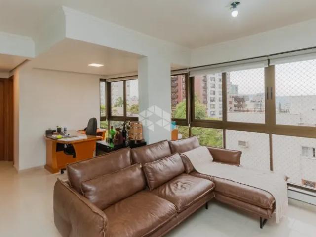 Apartamento 2 quartos, sendo 01 suíte, 02 vagas de garagem, lareira e churrasqueira no bairro Petróp