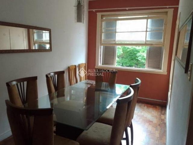Apartamento 2 quartos, sacada, churrasqueira bem localizado no Petrópolis!