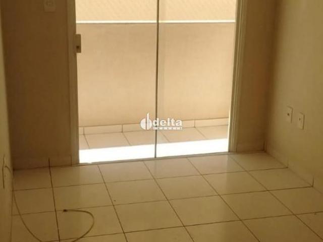Apartamento 2 quartos sendo 1 suíte disponível para venda no bairro Presidente Roosevelt em Uberlând