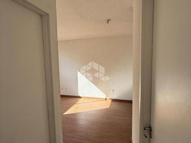 Apartamento 2 quartos, reformado, piso laminado com ótima posição solar