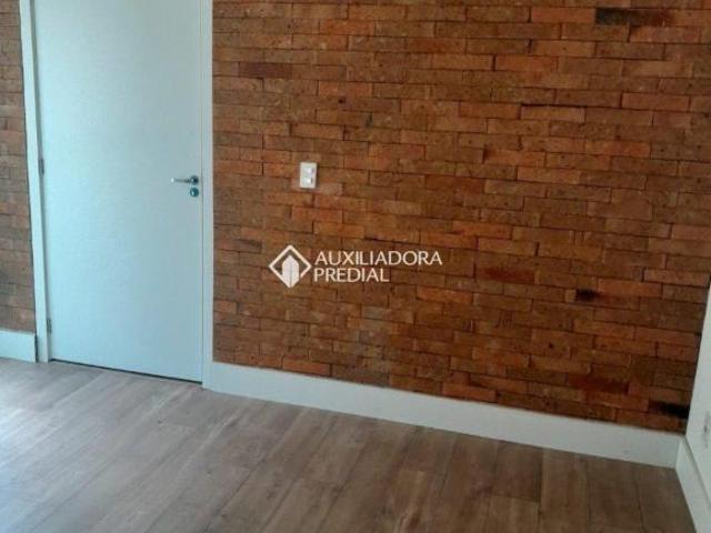 Apartamento, 2 quartos, totalmente reformado, com vaga descoberta terreo
