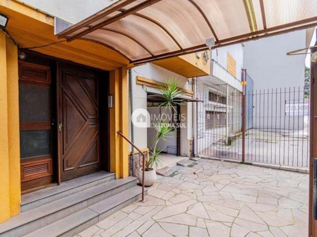 Apartamento 2D com suíte e garagem coberta no Bom Fim